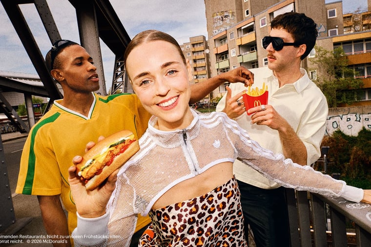 McDonald's Deutschland: Mit Fan-Food und WM-Song: McDonald's ...