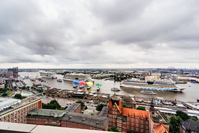 AIDA Cruises: AIDA feierte 30. Geburtstag mit einer Parade in Hamburg